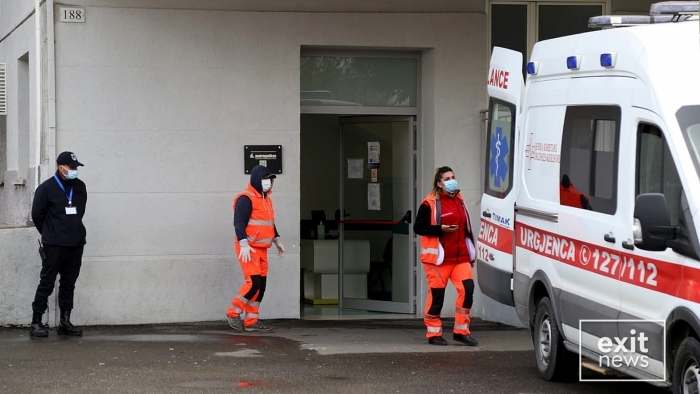 Pacientja i gënjen/ Stafi mjekësor i Spitalit Rajonal Berat në ...